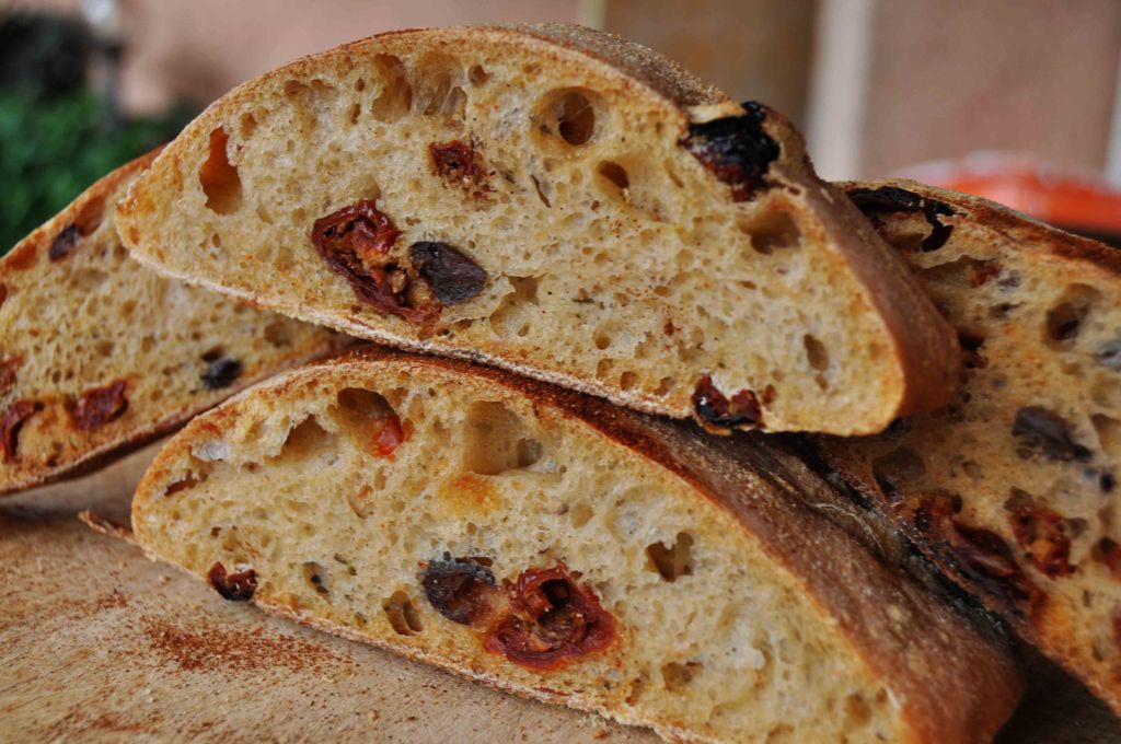 Filone rustico aglio olive e pomodori secchi – Cook and Love