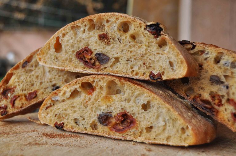 Filone rustico aglio olive e pomodori secchi – Cook and Love