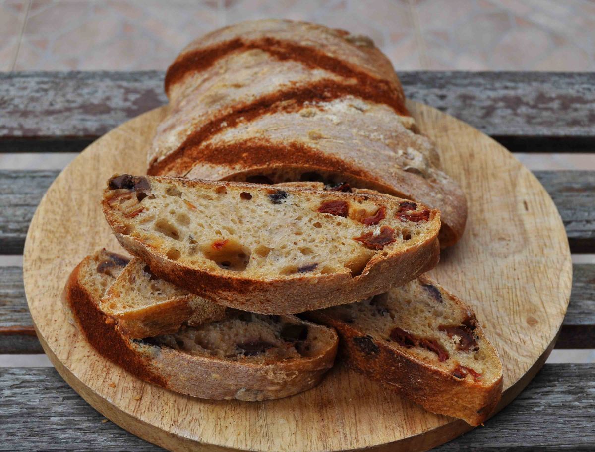 Filone rustico aglio olive e pomodori secchi – Cook and Love