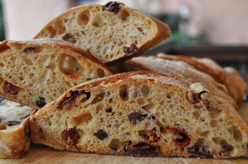 Filone rustico aglio olive e pomodori secchi – Cook and Love